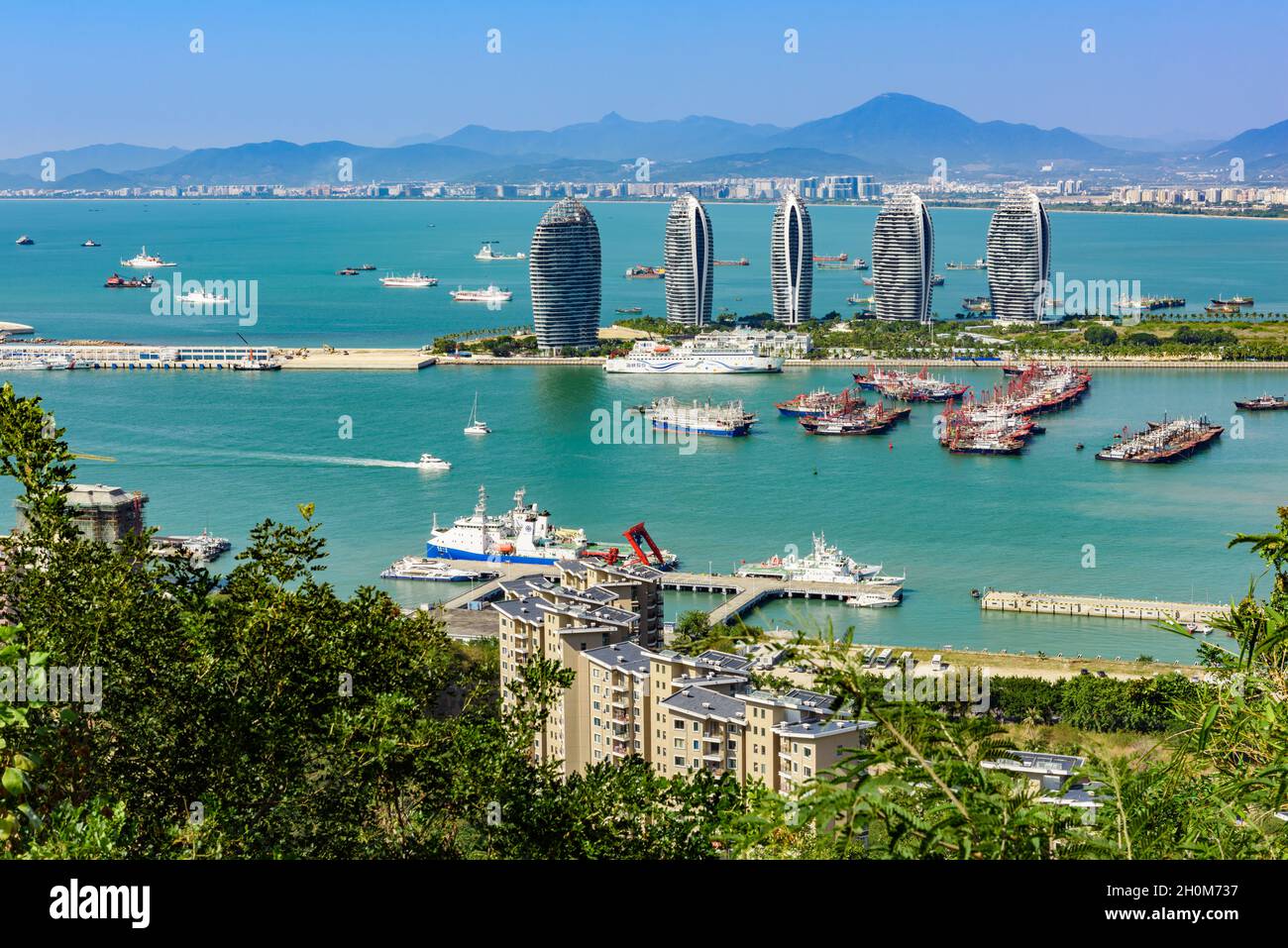 Skyscraper by the sea hi-res stock photography and images - Alamy