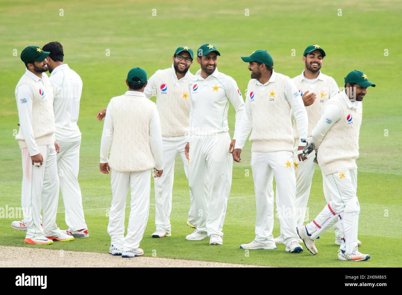 Pakistan captain Sarfaz Ahmed speaks with players Stock Photo - Alamy