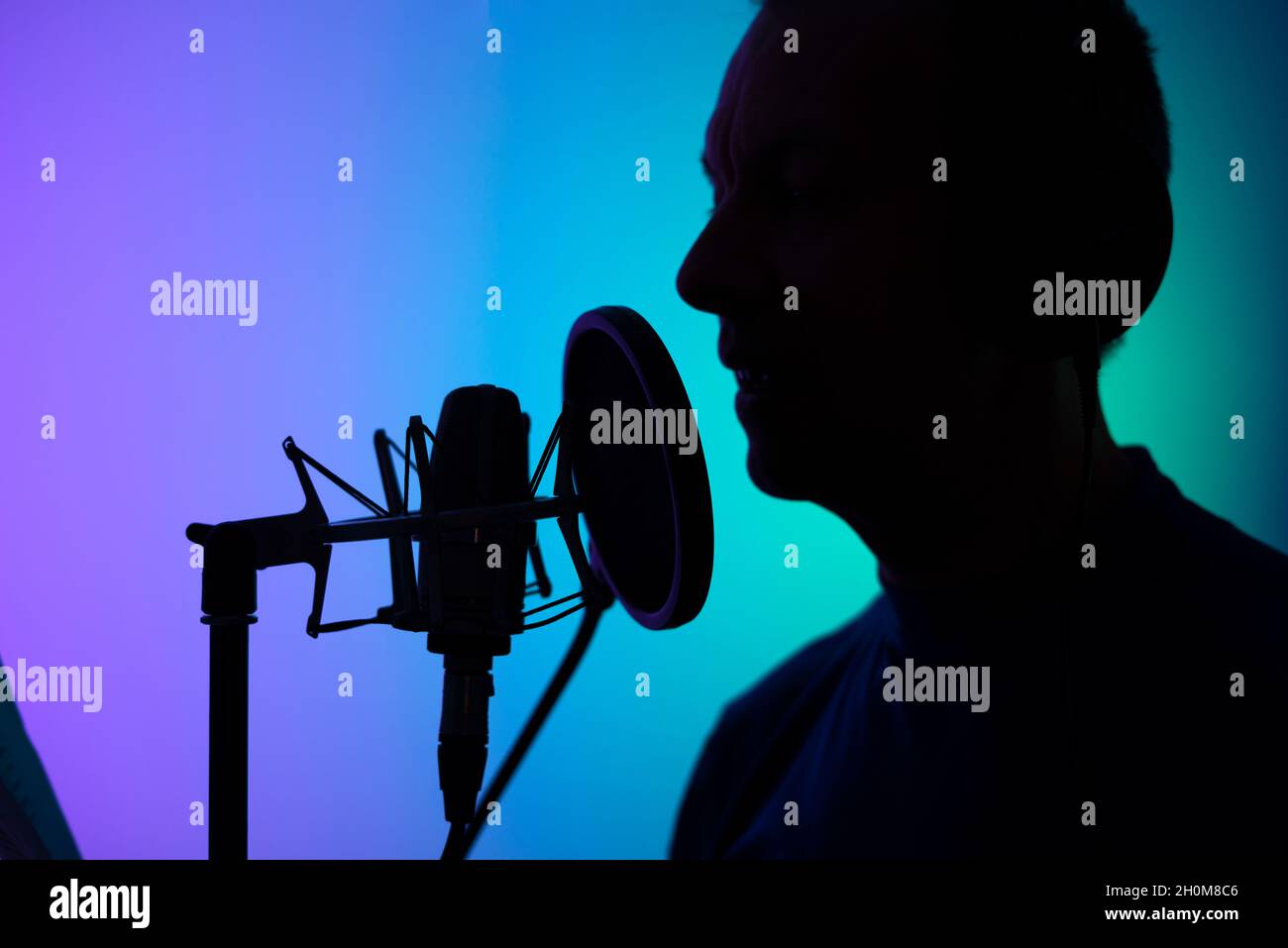 Voice over artist in booth hi-res stock photography and images - Alamy