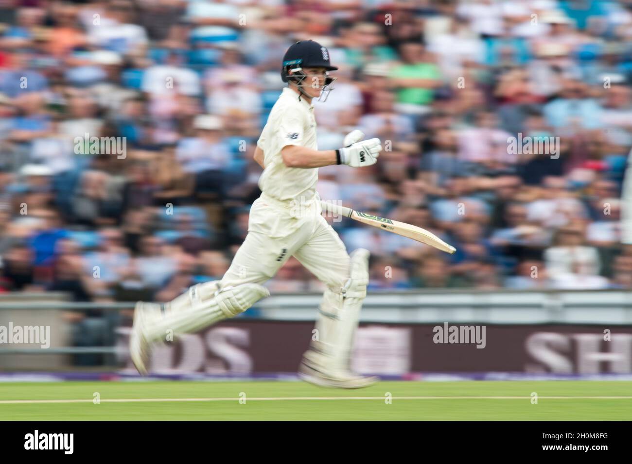 Ball between wickets hi-res stock photography and images - Alamy