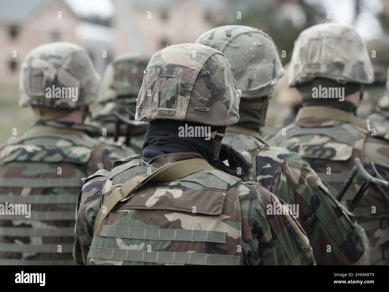 Soldiers with assault rifles from the back Stock Photo - Alamy