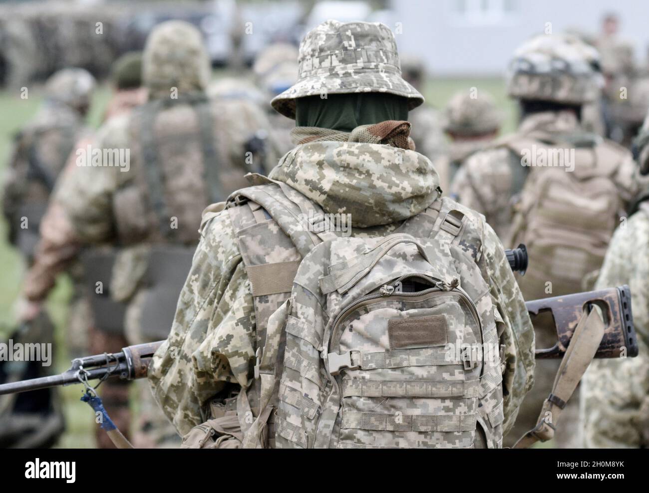 Soldiers with assault rifles from the back Stock Photo - Alamy