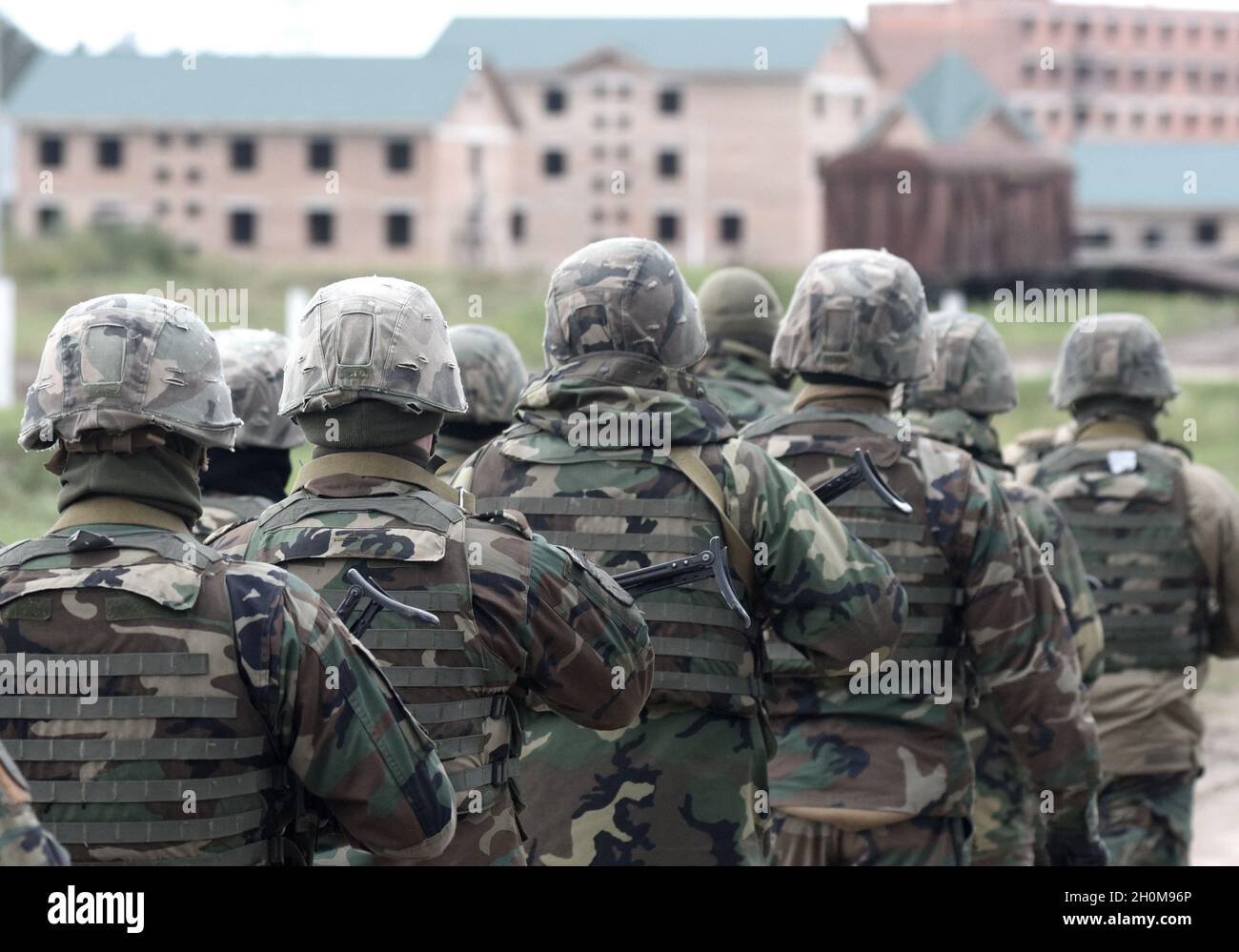 Soldiers with assault rifles from the back Stock Photo - Alamy