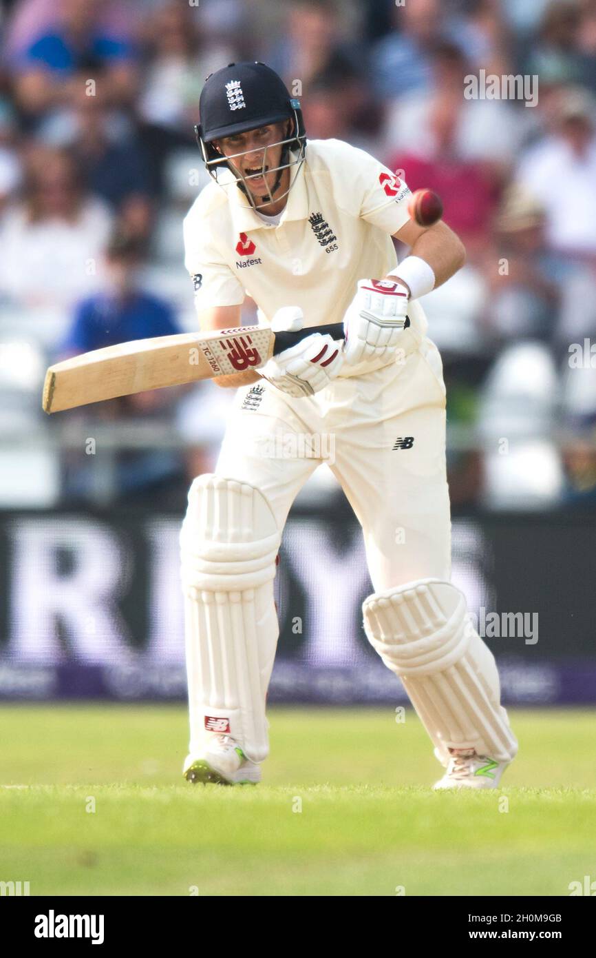 Joe root bats hi-res stock photography and images - Alamy