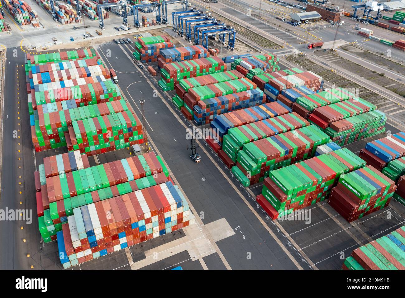 Shipping containers maersk evergreen hi-res stock photography and ...