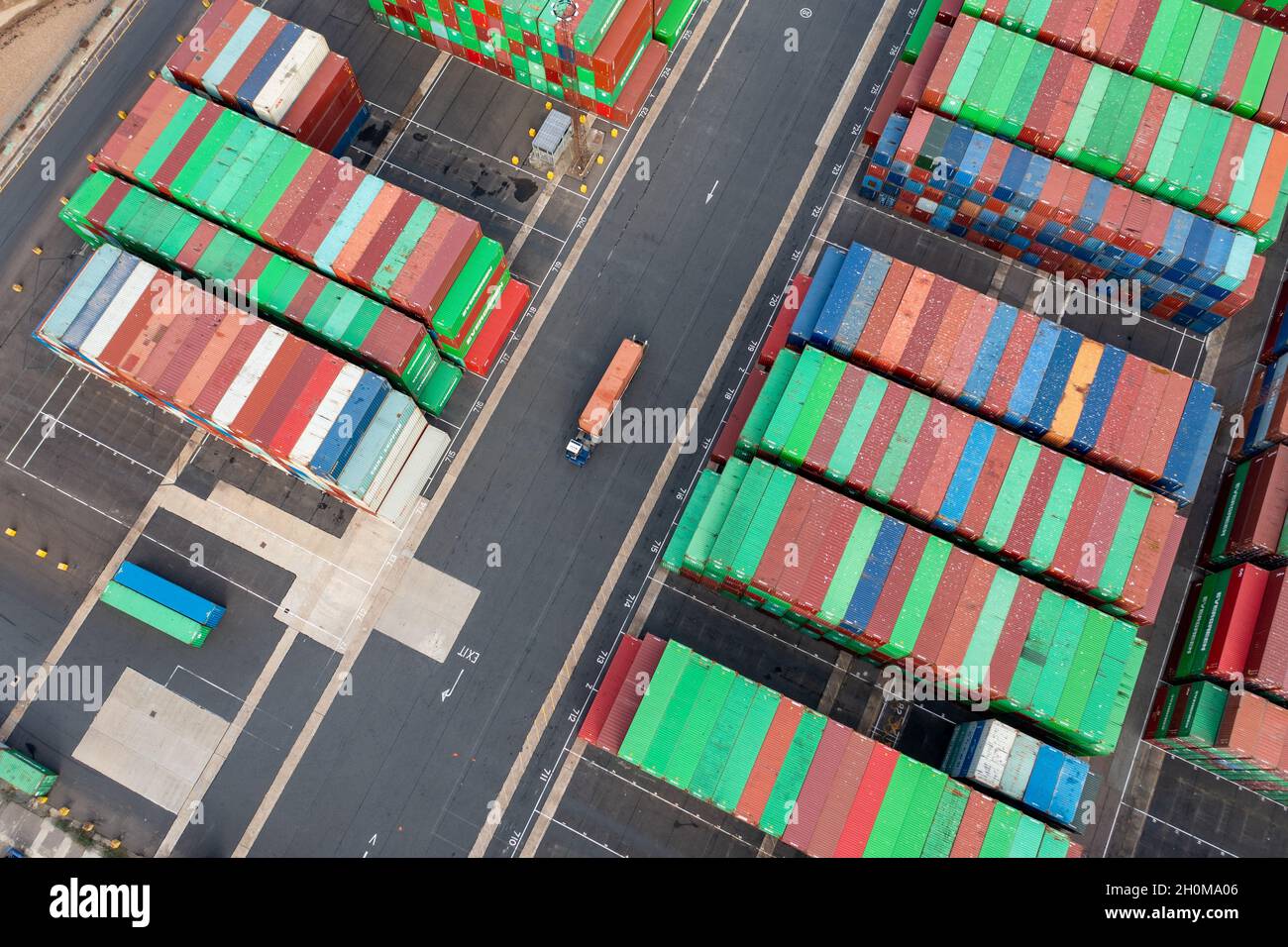 Shipping containers backlog in docks hi-res stock photography and ...