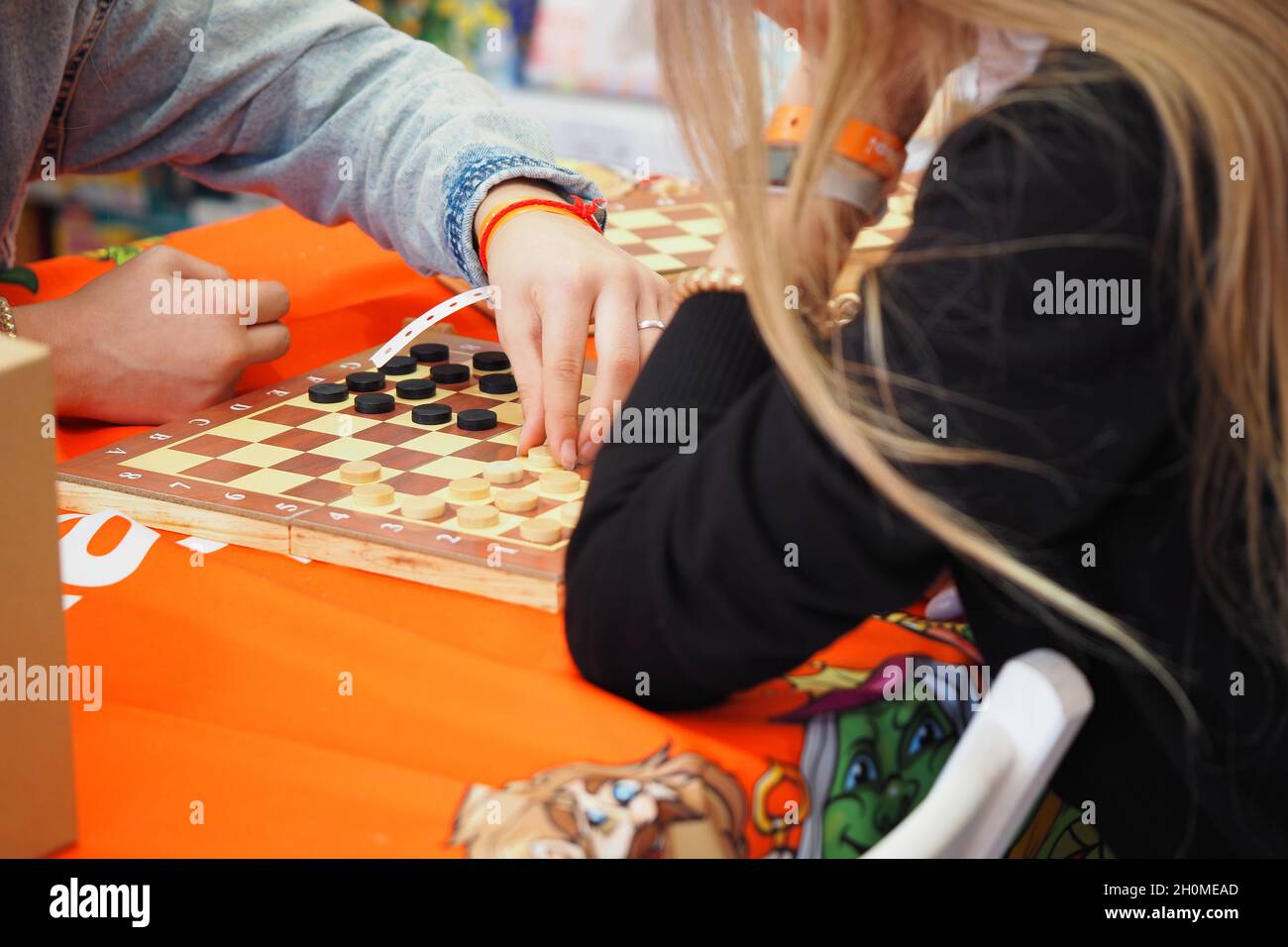 People play checkers board game Stock Photo - Alamy