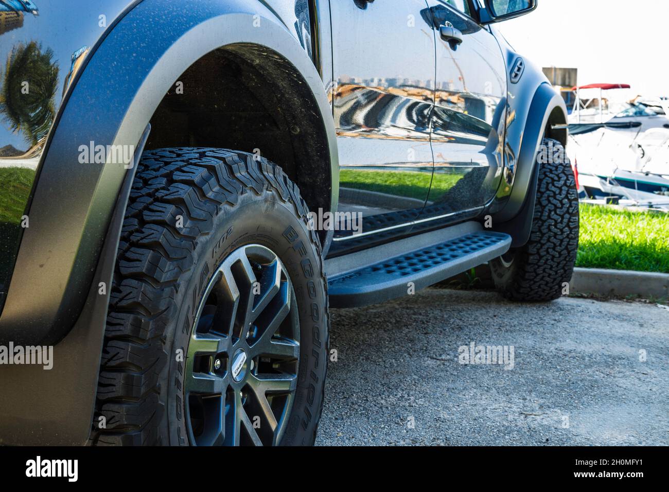 Large 4x4 hi-res stock photography and images - Alamy