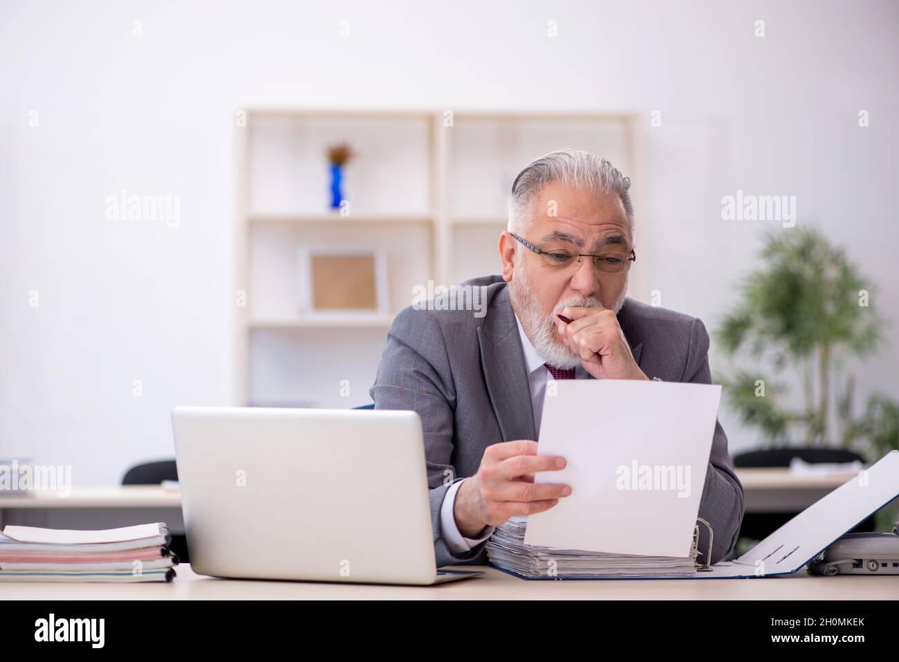 Old employee working in the office Stock Photo - Alamy