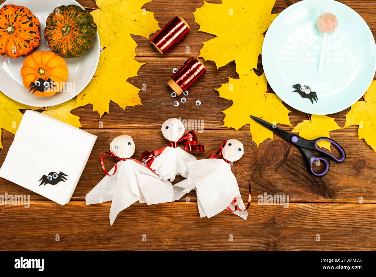 We make gifts for Halloween. Making ghosts from napkins and candy ...