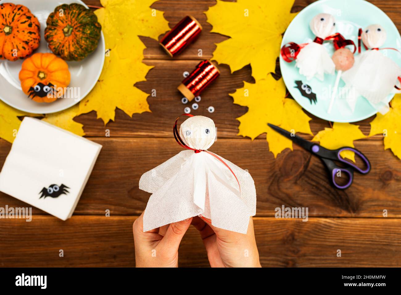 We make gifts for Halloween. Making ghosts from napkins and candy ...