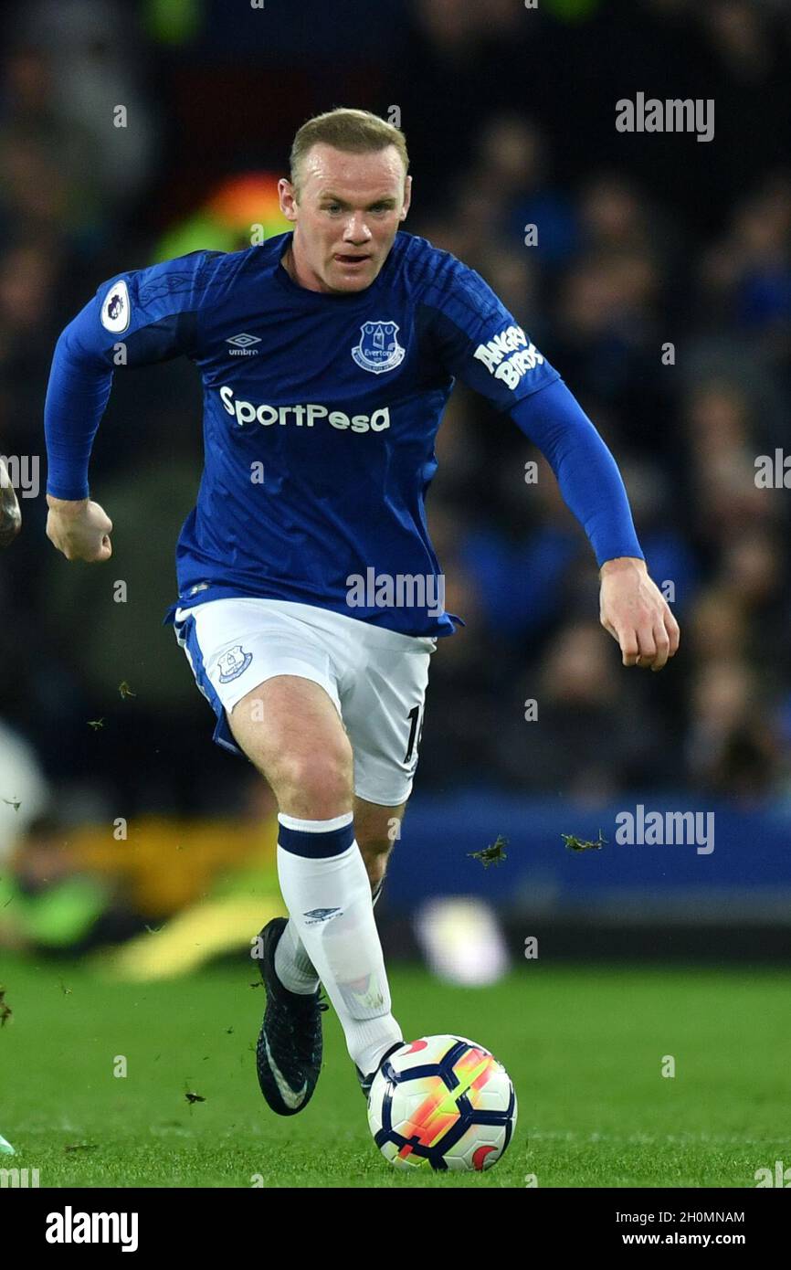 Wayne rooney in action hi-res stock photography and images - Alamy