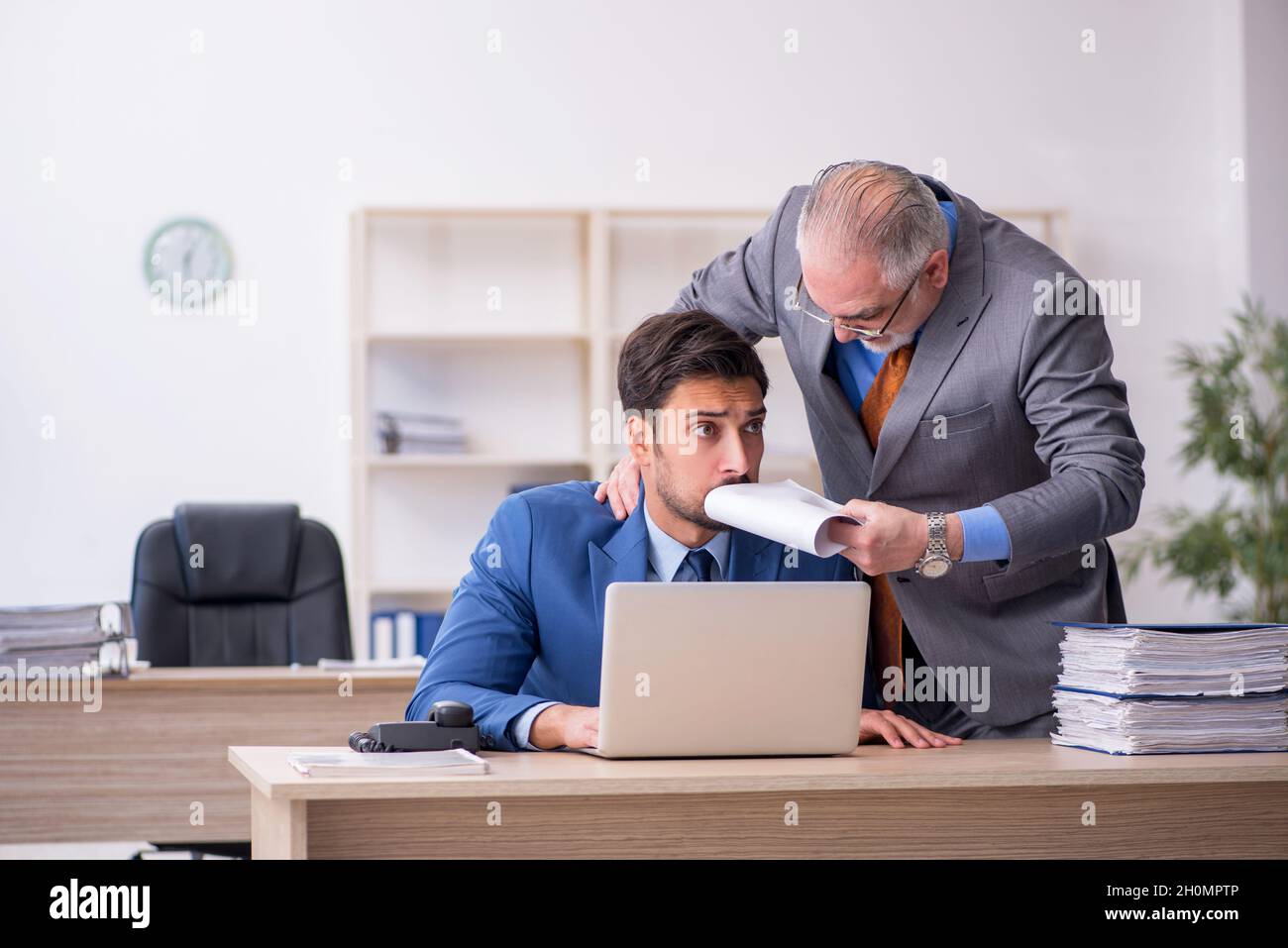 Two colleagues working at workplace Stock Photo - Alamy