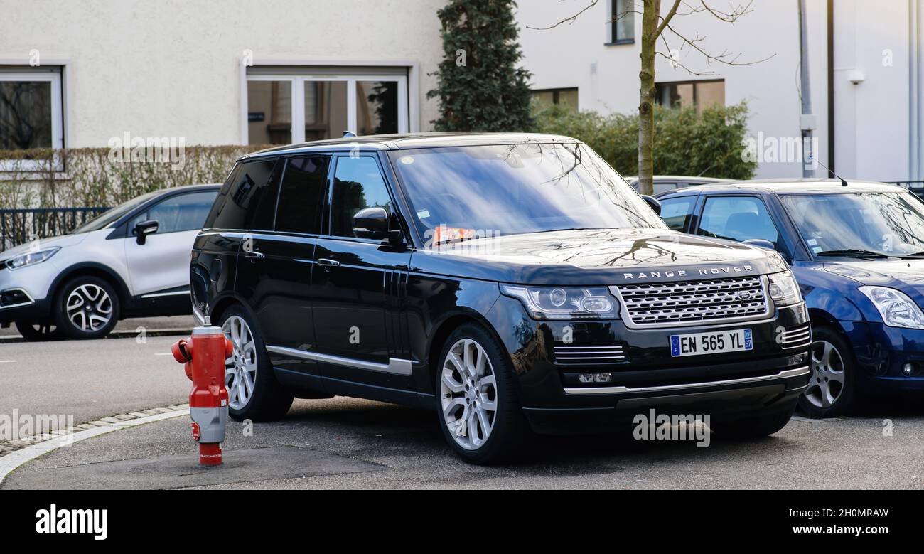 Luxury Range Rover suv parked on city street Stock Photo - Alamy