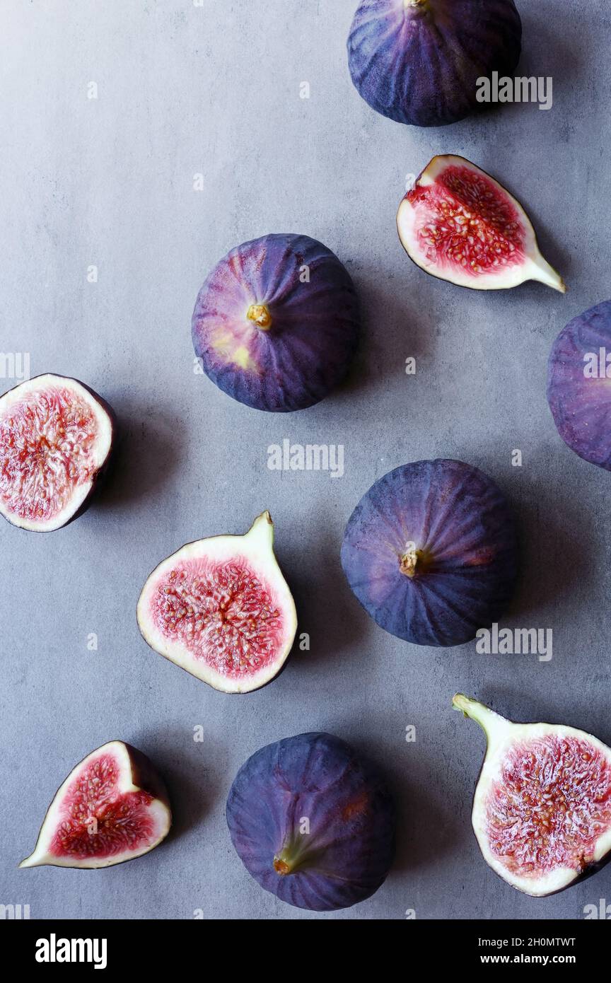 Fresh figs on violet background. Beautiful blue violet figs. Flat lay ...