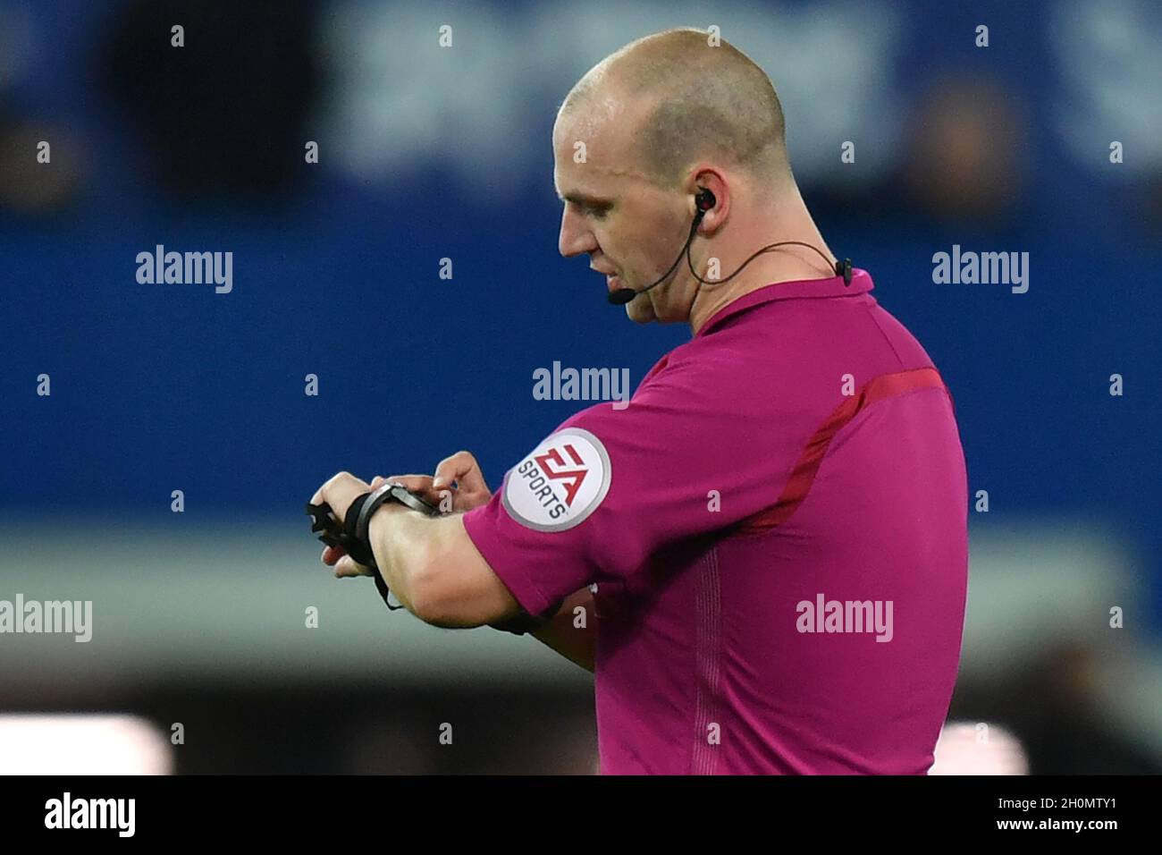 Match referee Bobby Madley checks his watch Stock Photo - Alamy