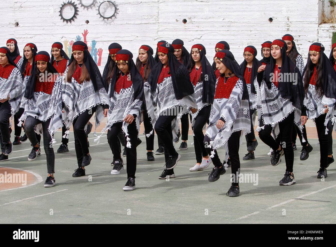 Palestinian dancing hi-res stock photography and images - Alamy
