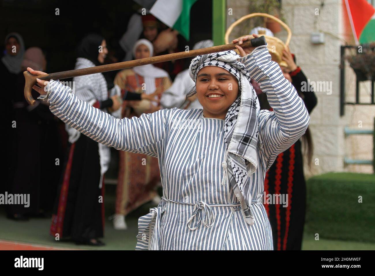 Palestinian dancing hi-res stock photography and images - Alamy
