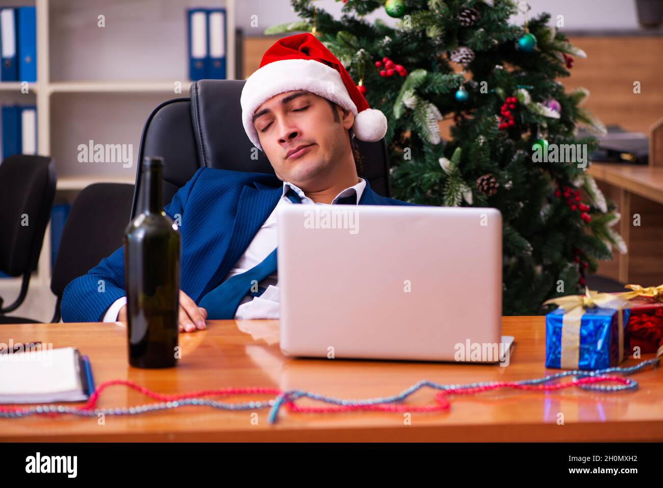 Employee in office during christmas party Stock Photo - Alamy