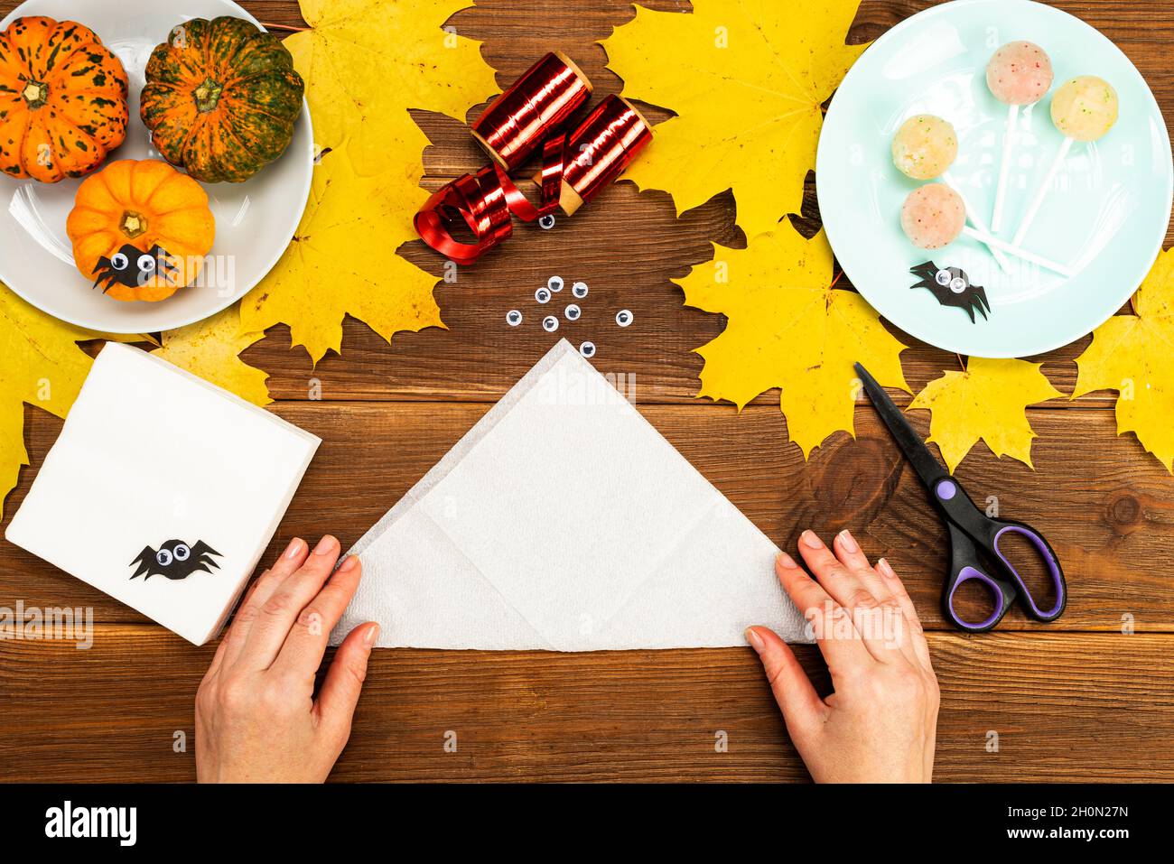 We make gifts for Halloween. Making ghosts from napkins and candy ...