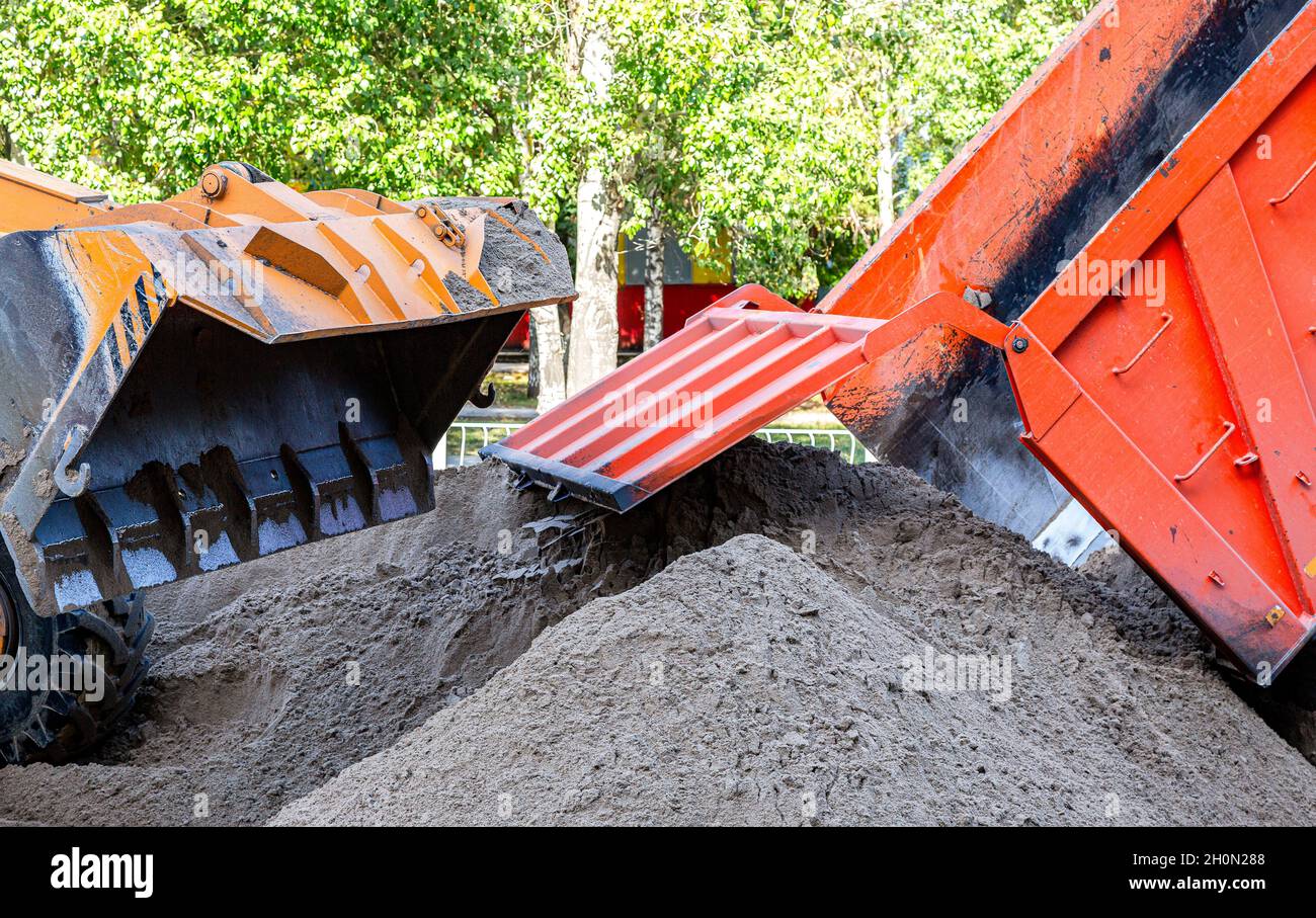 Dump truck unloading sand hi-res stock photography and images - Alamy