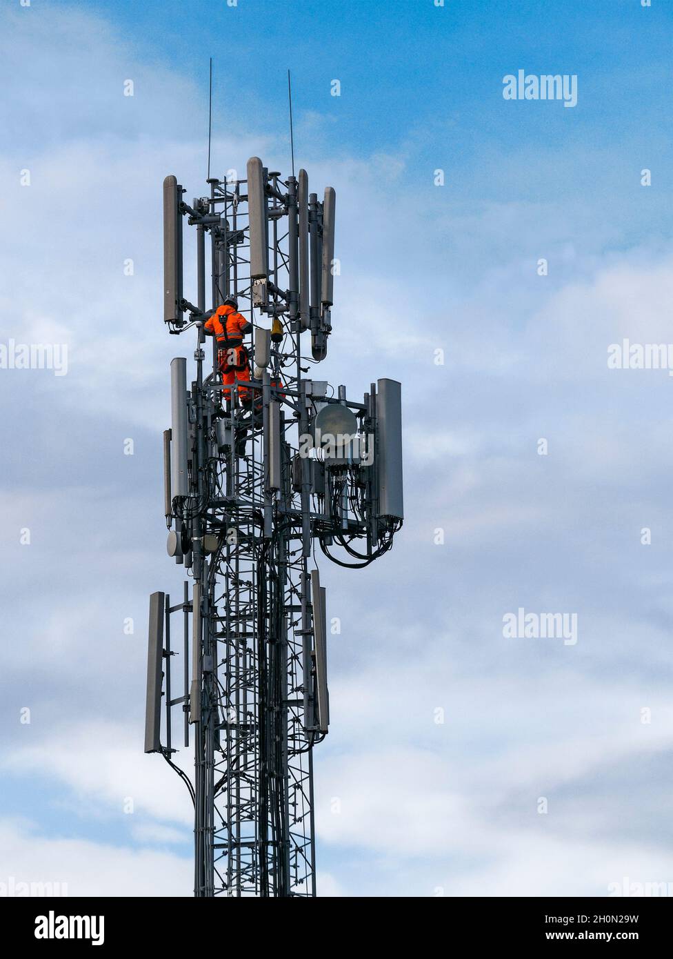 Cell tower worker hi-res stock photography and images - Alamy