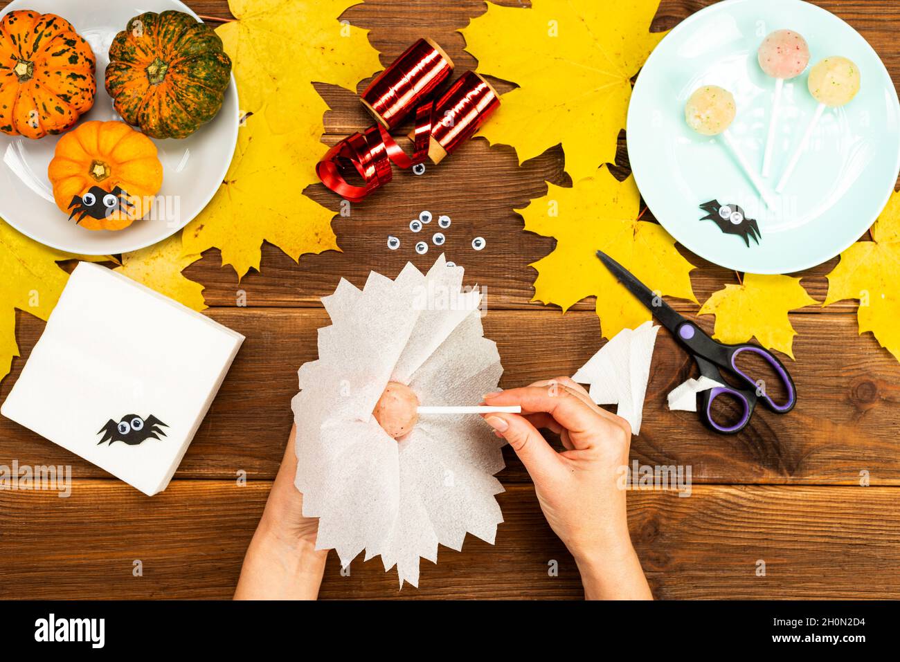 We make gifts for Halloween. Making ghosts from napkins and candy ...
