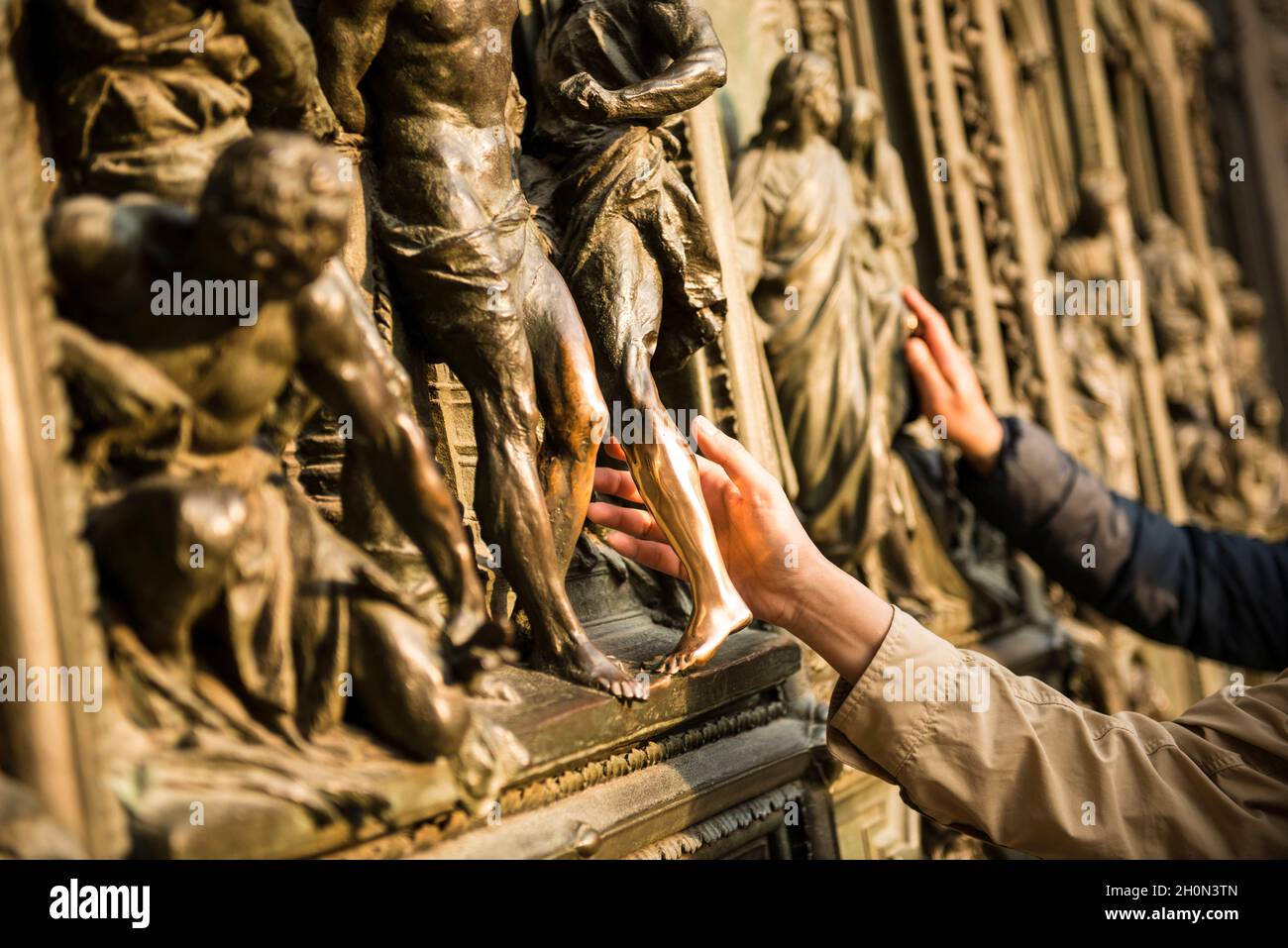 ITALY. LOMBARDY. MILAN. CENTRAL PORTAL OF THE DUOMO (CATHEDRAL Stock ...