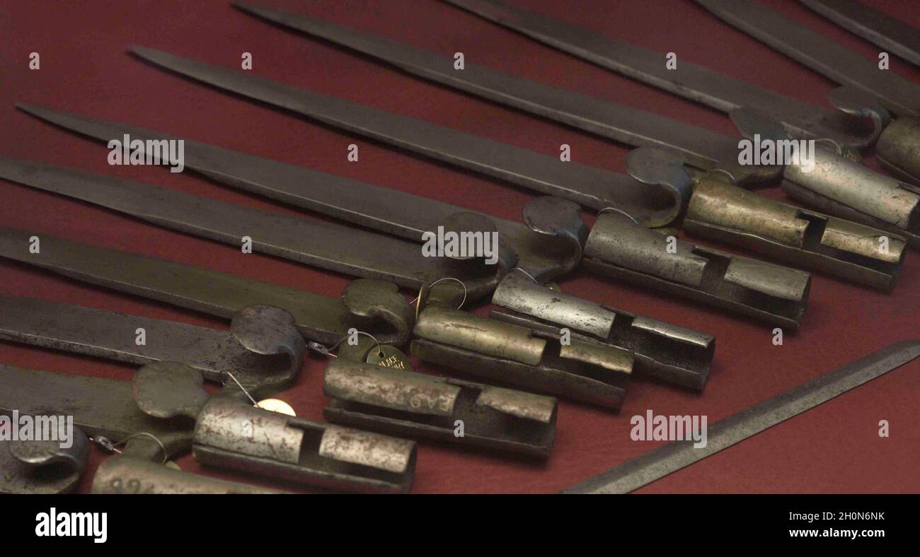Split-Socket bayonets. Early socket bayonets which have the socket tube ...