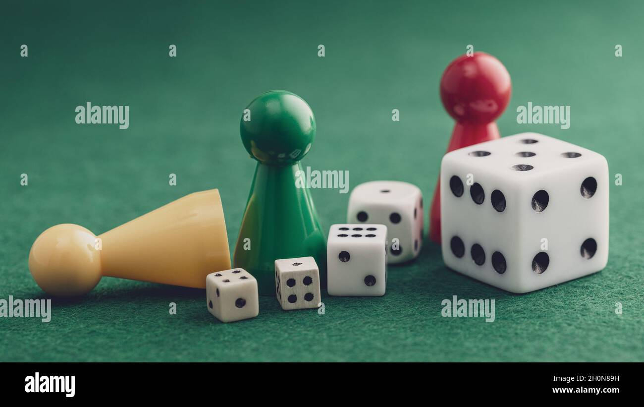 Family play table games home hi-res stock photography and images - Alamy