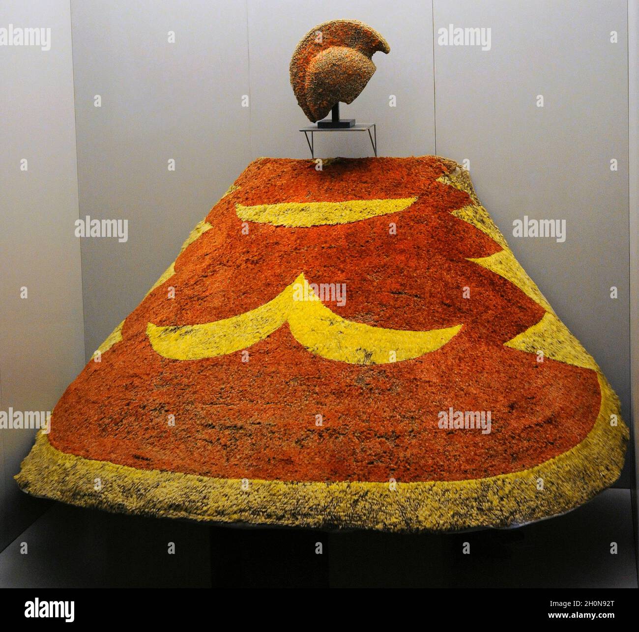 Cloak wore by princes and rank indicator. Feathers and vegetale fibre ...