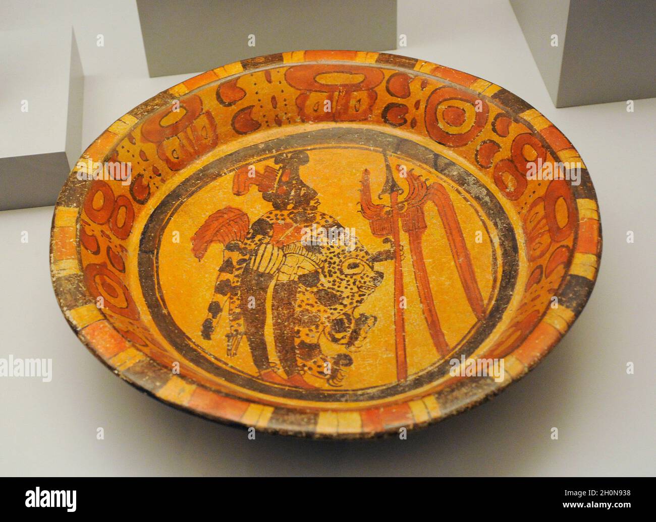 Plate with figurative and geometric decoration. Painted ceramic. Maya ...