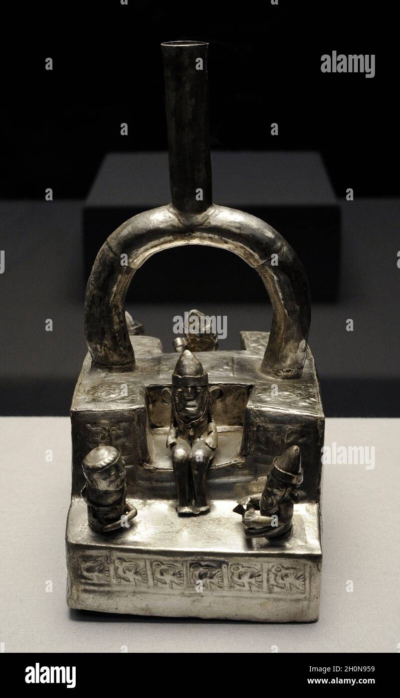 Bottle. Throne with figures. Chimu culture (Northern Peru). Pre-Inca ...