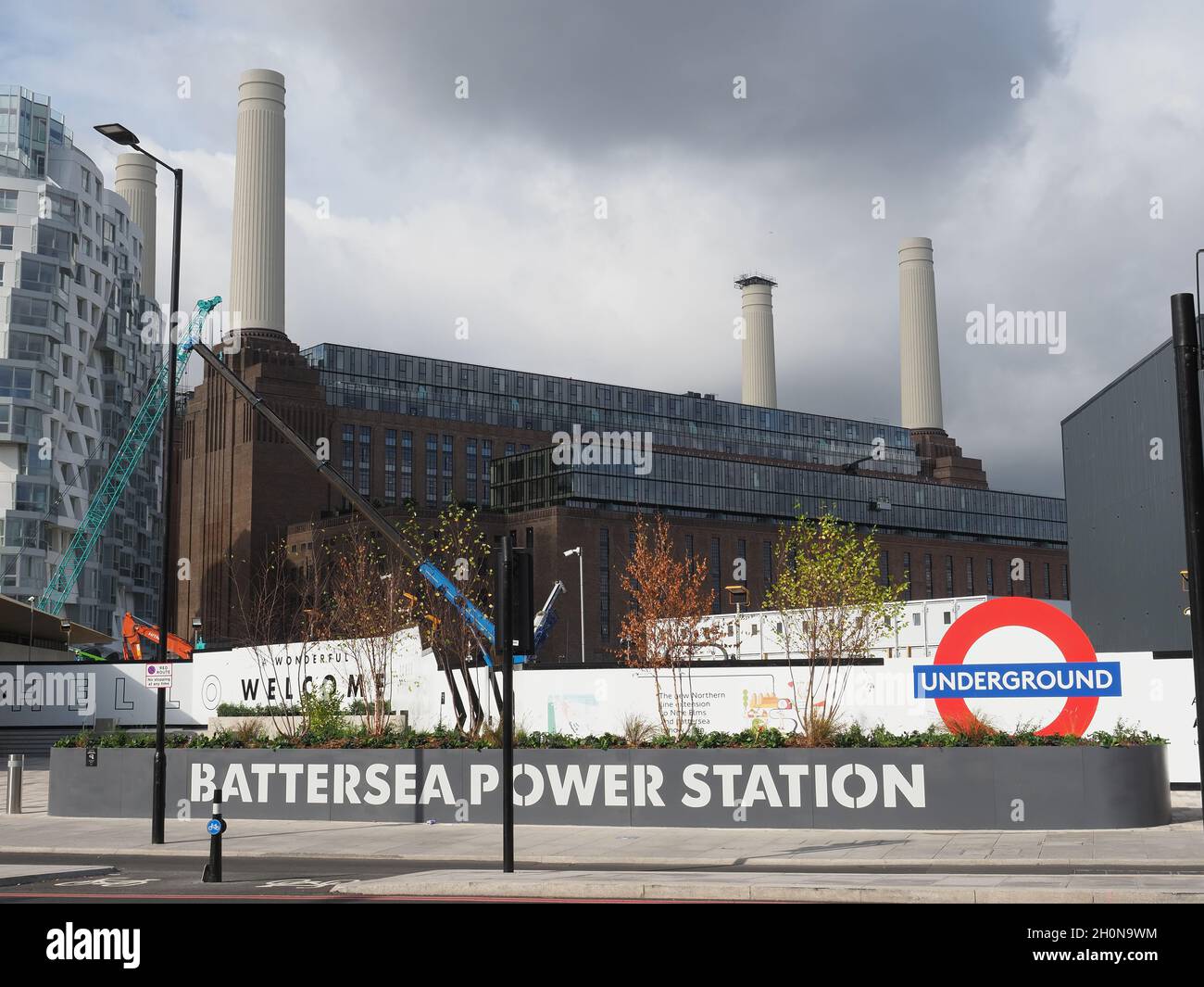 Famous london power station hi-res stock photography and images - Alamy