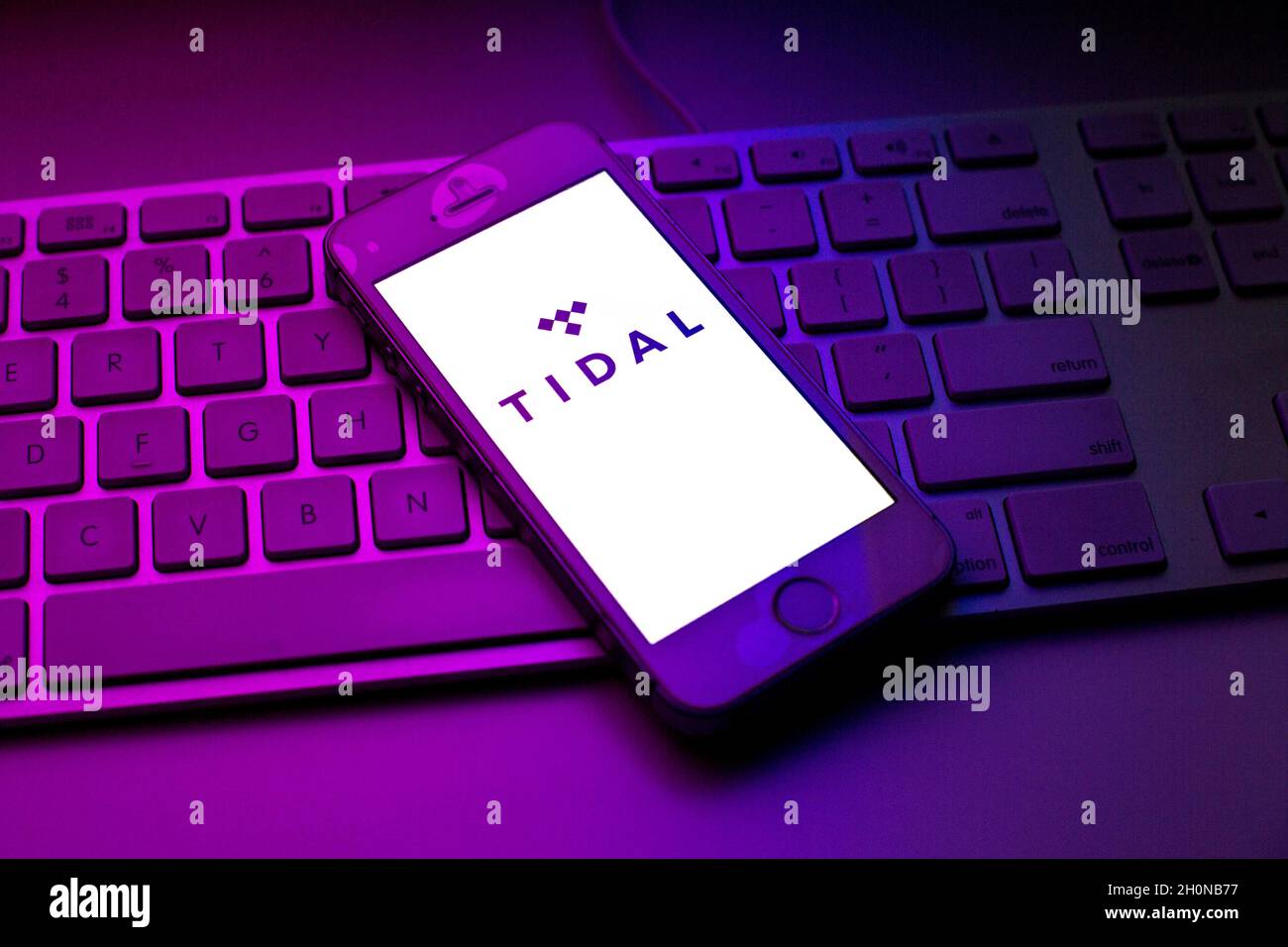 Tidal logo hi-res stock photography and images - Alamy