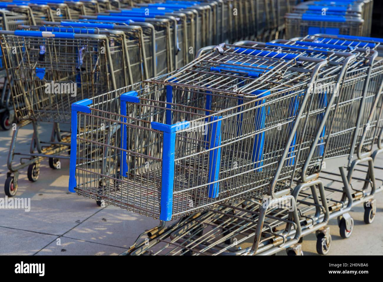 Supermarket carts hi-res stock photography and images - Alamy