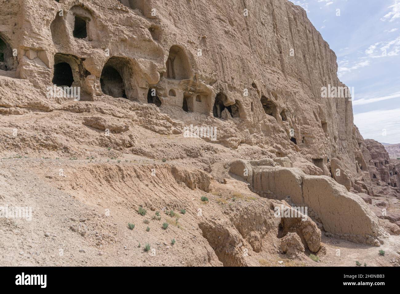 Afghan caves hold world's first oil paintings, Bamiyan caves ...