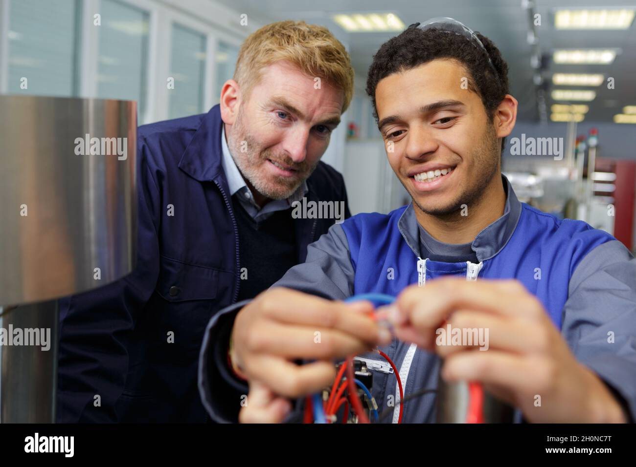 Male female electricians work hi-res stock photography and images - Alamy