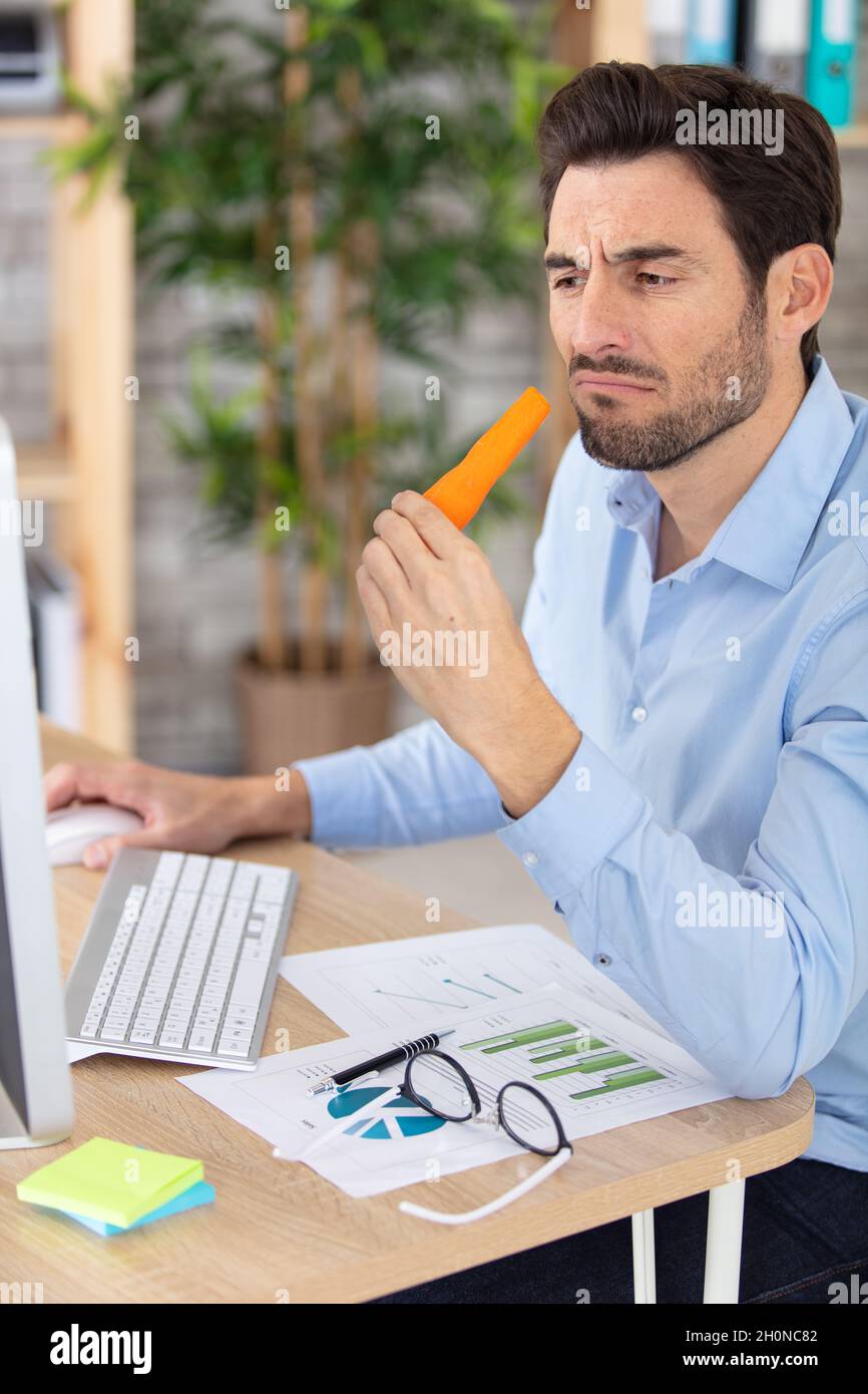 Man in blue shirt eating hi-res stock photography and images - Alamy