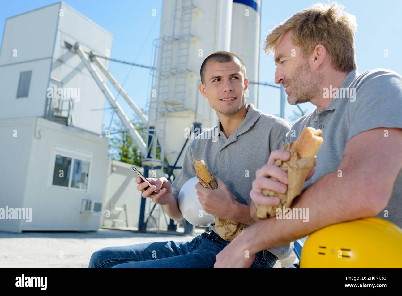 contractor workers taking lunch break Stock Photo - Alamy