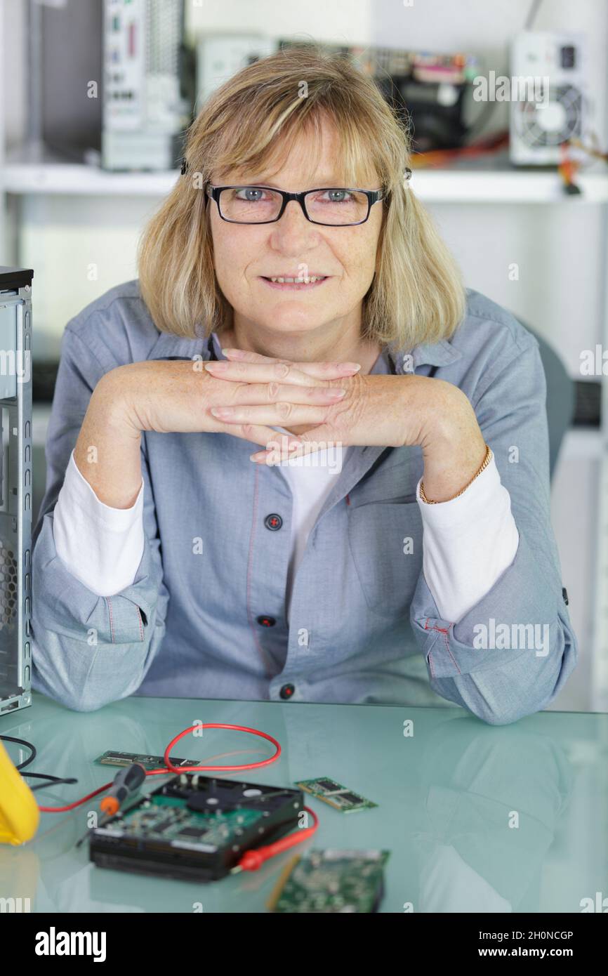 Male and female server technician hi-res stock photography and images ... Male and female server technician hi-res stock photography and images ...