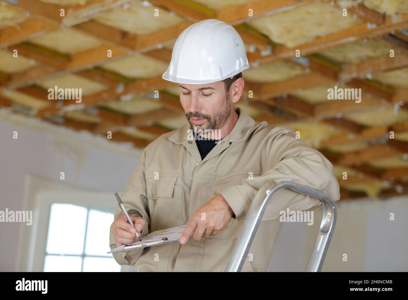 Builder worker clipboard ladder hi-res stock photography and images - Alamy