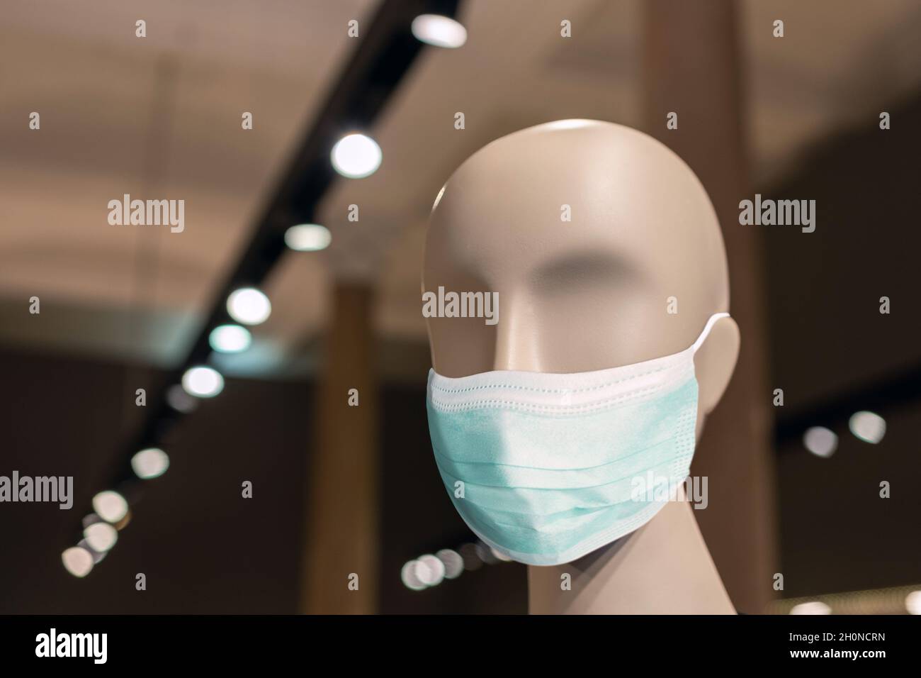 Head of a white mannequin in the store. Faceless girl Stock Photo - Alamy
