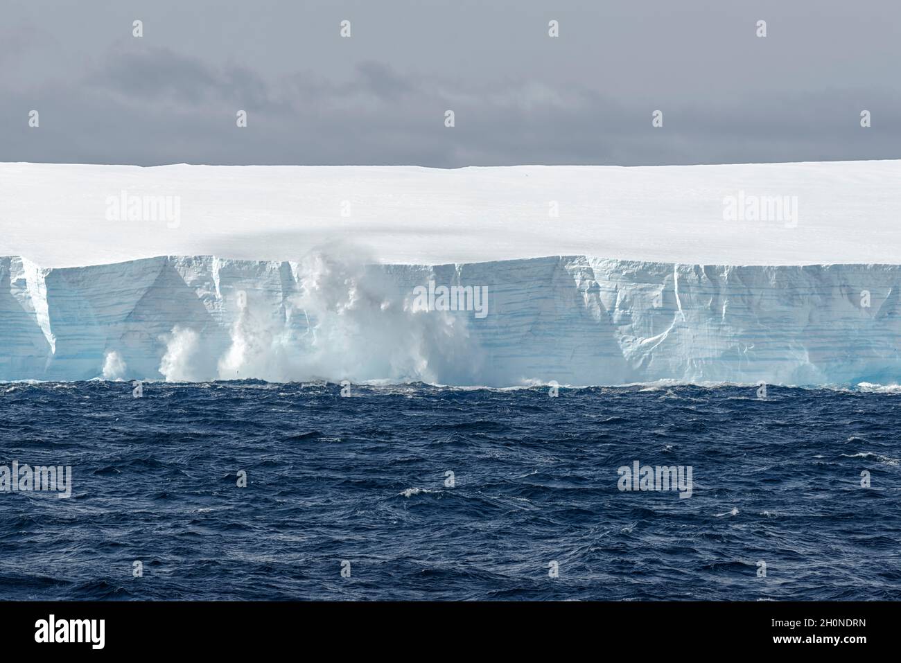 Tabular iceberg calving into the sea. Southern Ocean, Antartica Stock ...