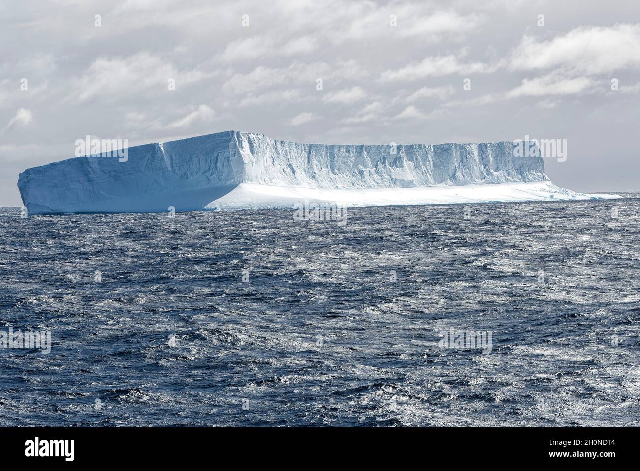 Tabular iceberg table top hi-res stock photography and images - Alamy