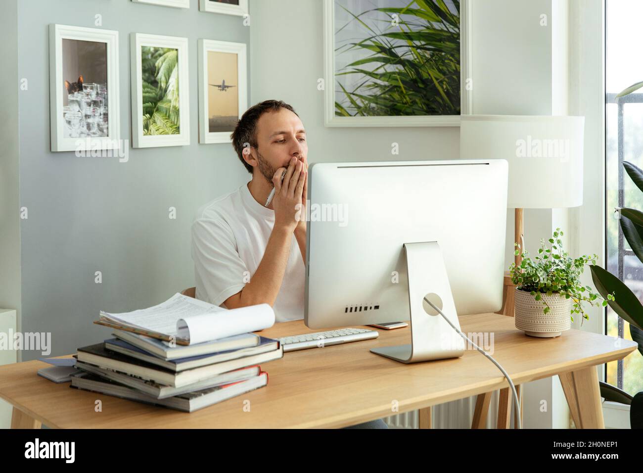 Man looking shocked computer hi-res stock photography and images - Alamy