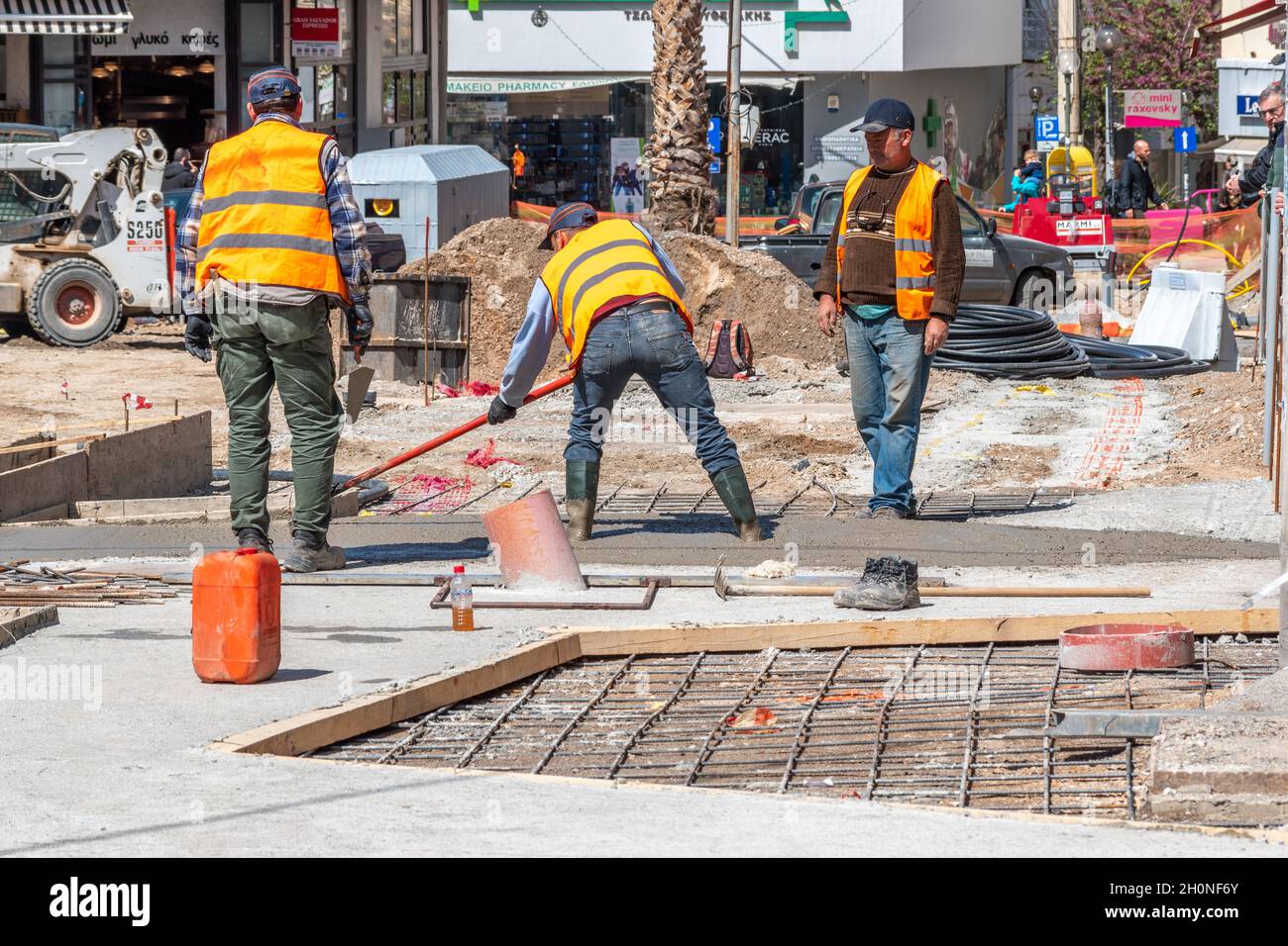 Construction workers doing road construction hi-res stock photography ...