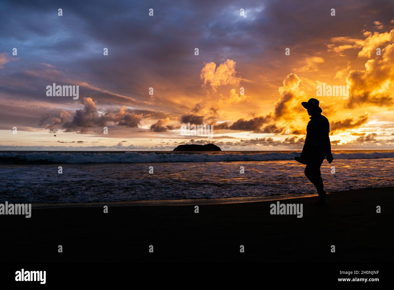 Woman sunset beach carefree hi-res stock photography and images - Alamy