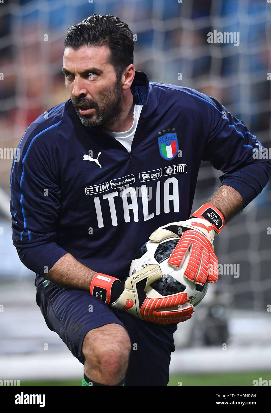 Italy’s goalkeeper Gianluigi Buffon warms-up Stock Photo - Alamy