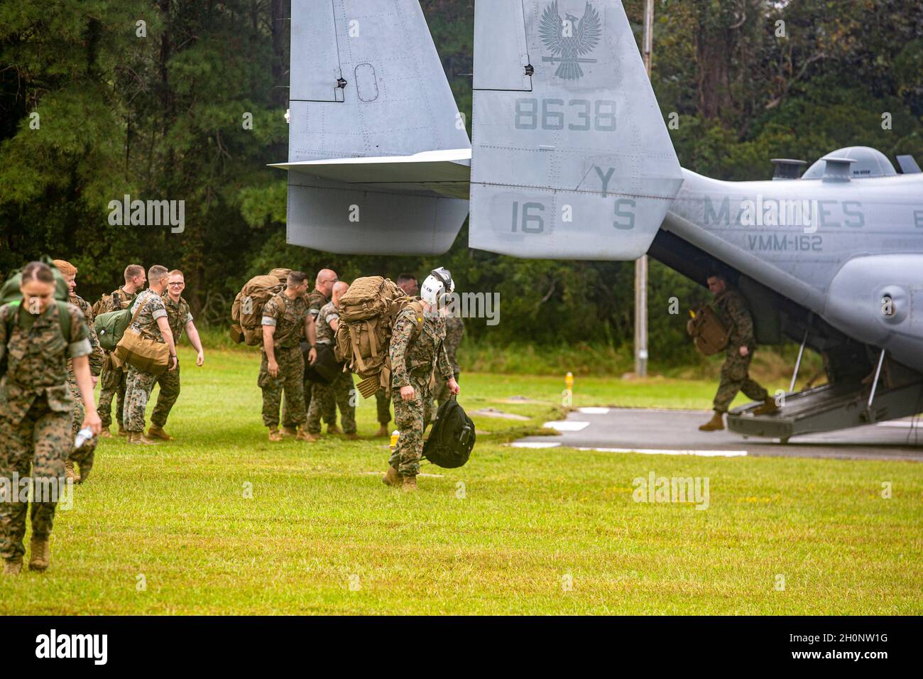 Marines with 24th Marine Expeditionary Unit (MEU) arrive at Marine ...